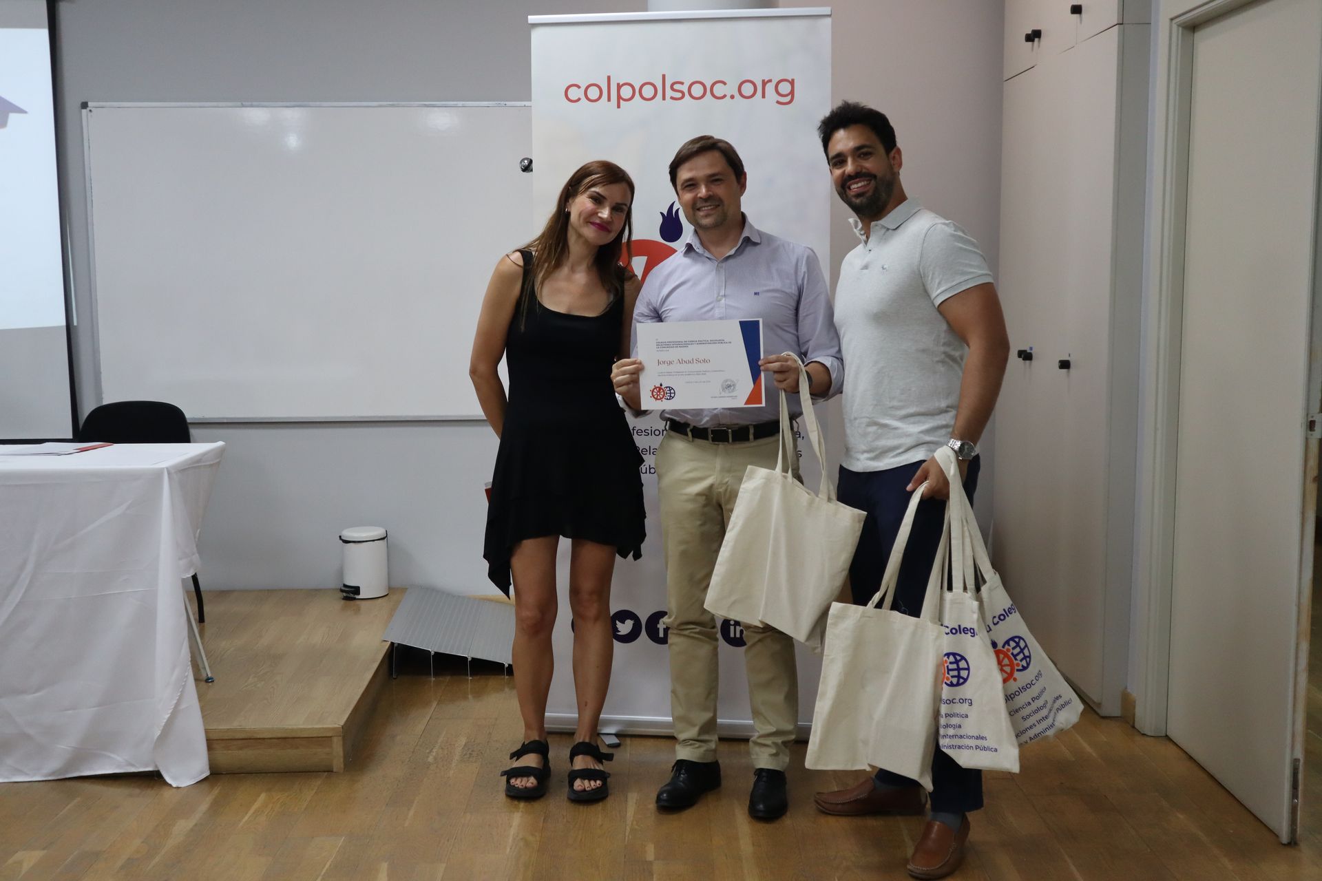 Celebración de Graduaciones y entrega de diplomas | Colegio Profesional ...